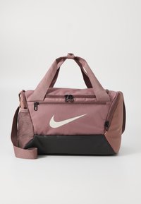 Nike Performance XS DUFFLE 25L UNISEX - Sportska torba - smokey mauve/black/light orewood brown ...