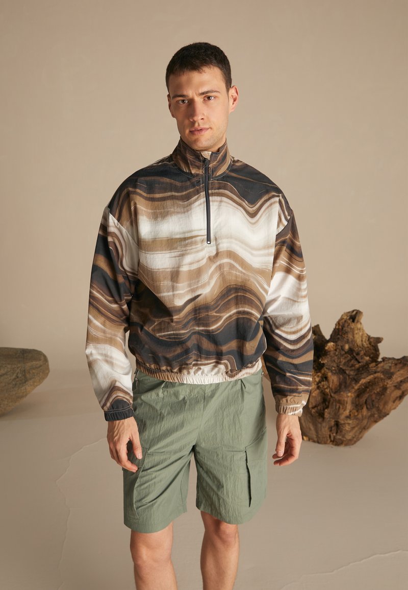 Zign Studio CIRCULAR TROYER WINDBREAKER - Summer jacket - light brown ...