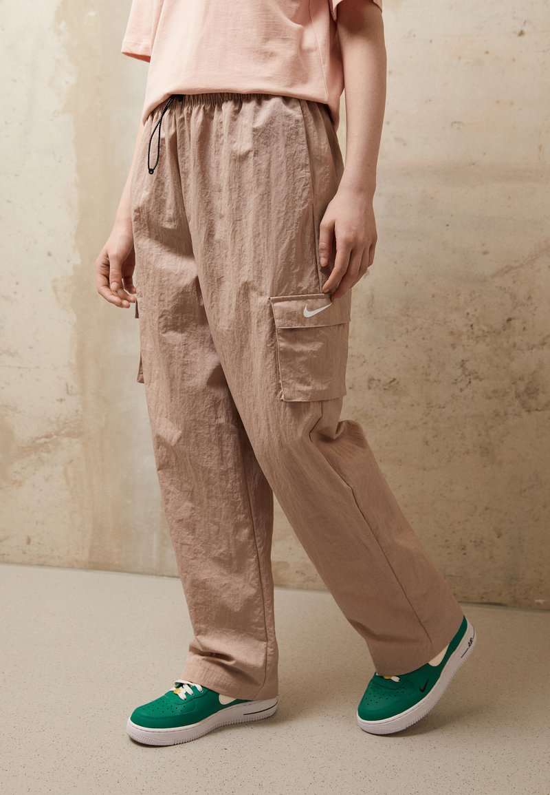 Nike Sportswear W Nsw Essntl Wvn Hr Pantaloni Cargo Diffused Taupe