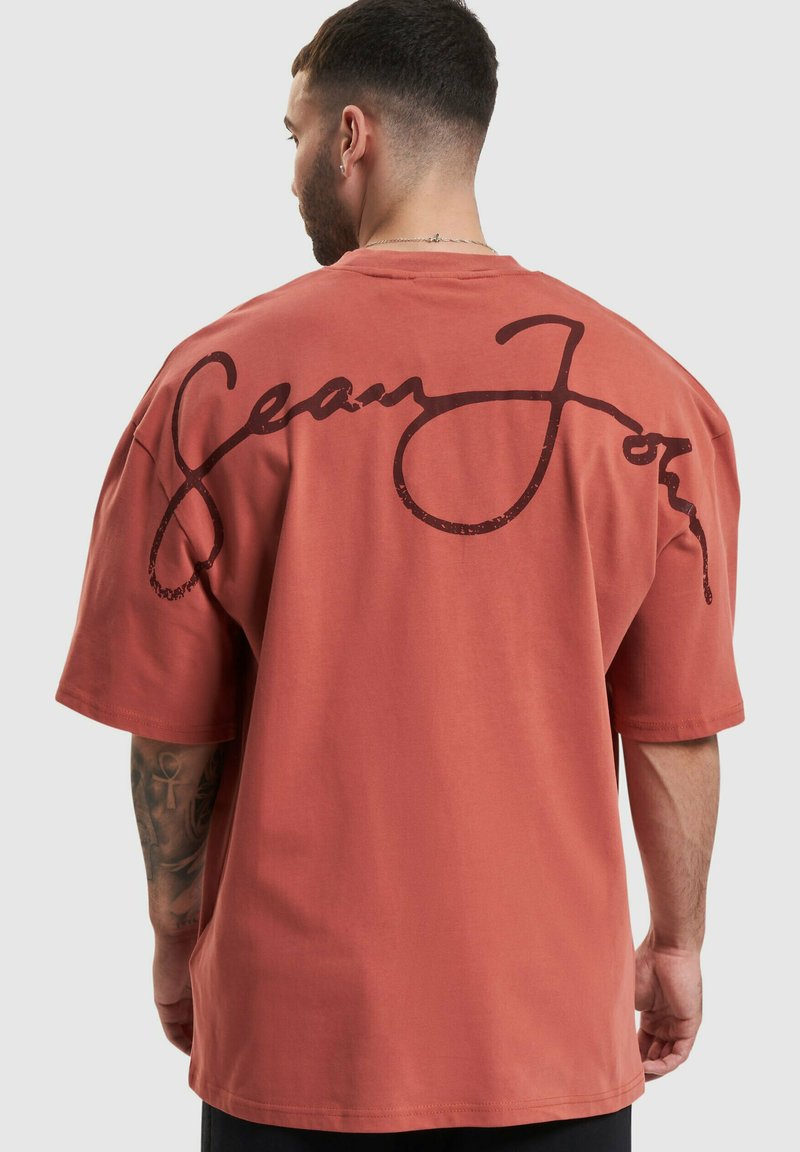 Sean John SCRIPT LOGO BACK PEACHED - Camiseta estampada - lightred/rojo ...