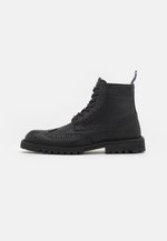 Hackett London BROGUE WING TIP BOOT - Schnürstiefelette - black/schwarz ...