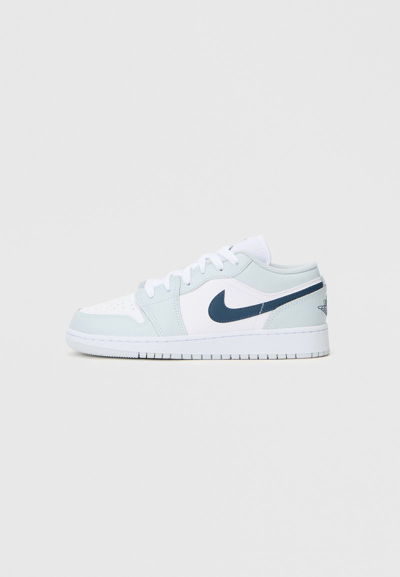 Jordan AIR JORDAN 1 UNISEX - Sneakers basse - white/squadron blue/aura ...