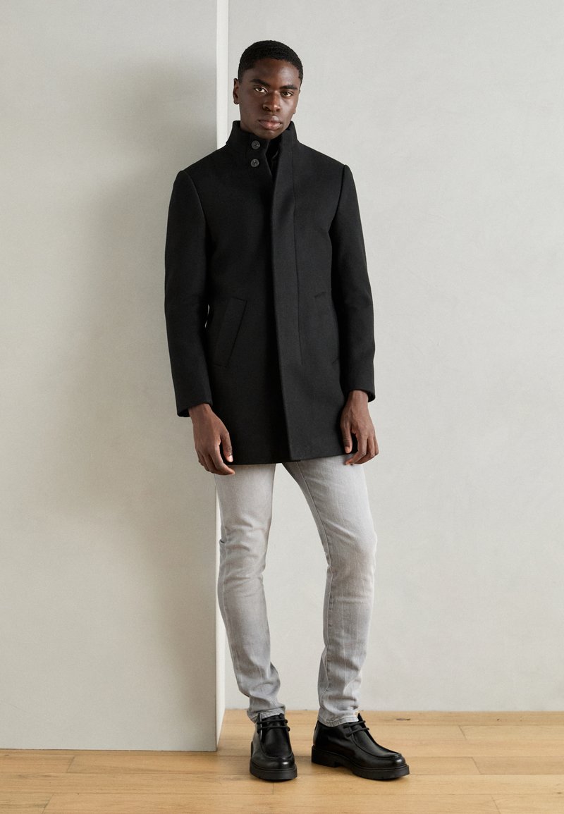Isaac Dewhirst NEW COMFORT FUNNEL NECK COAT - Kort kåpe / frakk - black ...