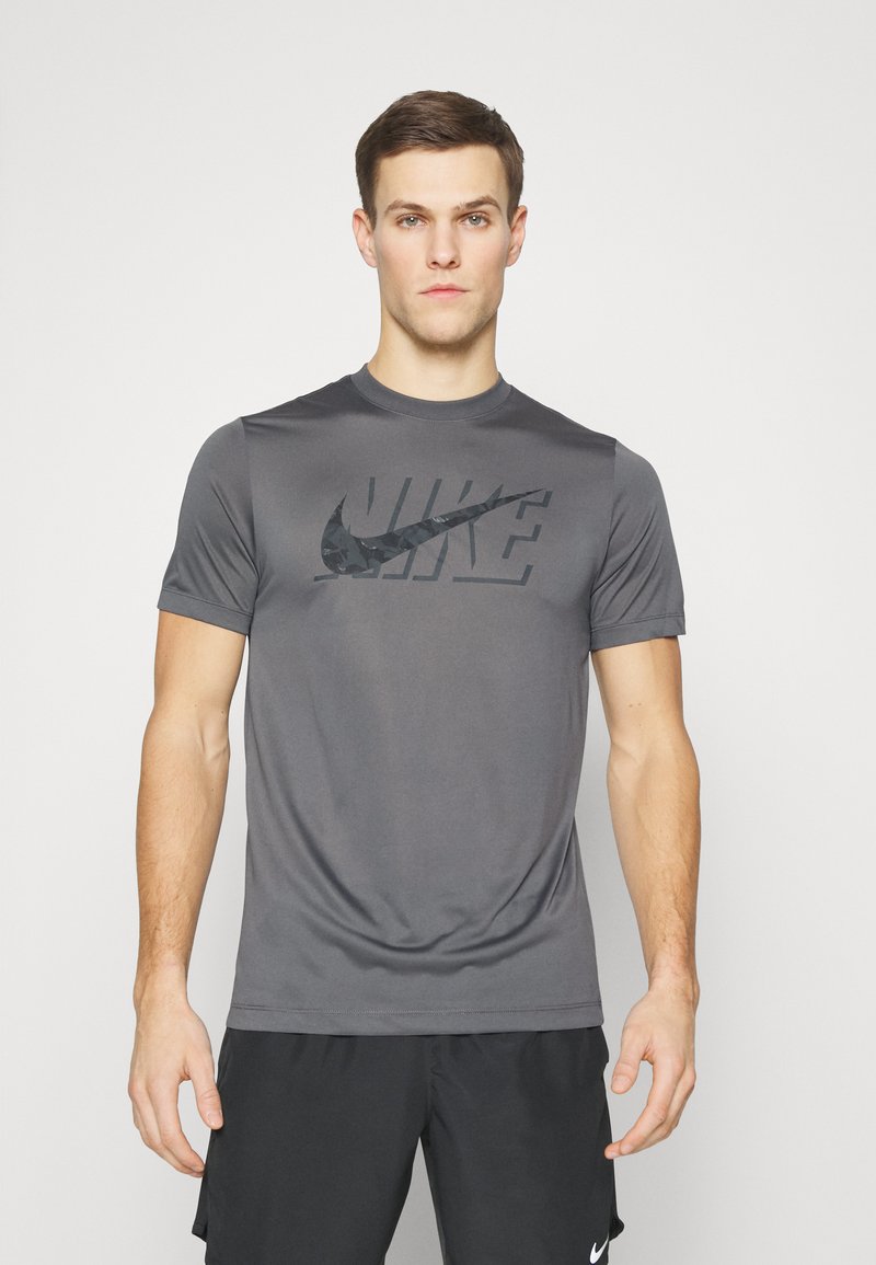 Nike Performance TEE CAMO - Sports T-shirt - iron grey/grey - Zalando.co.uk