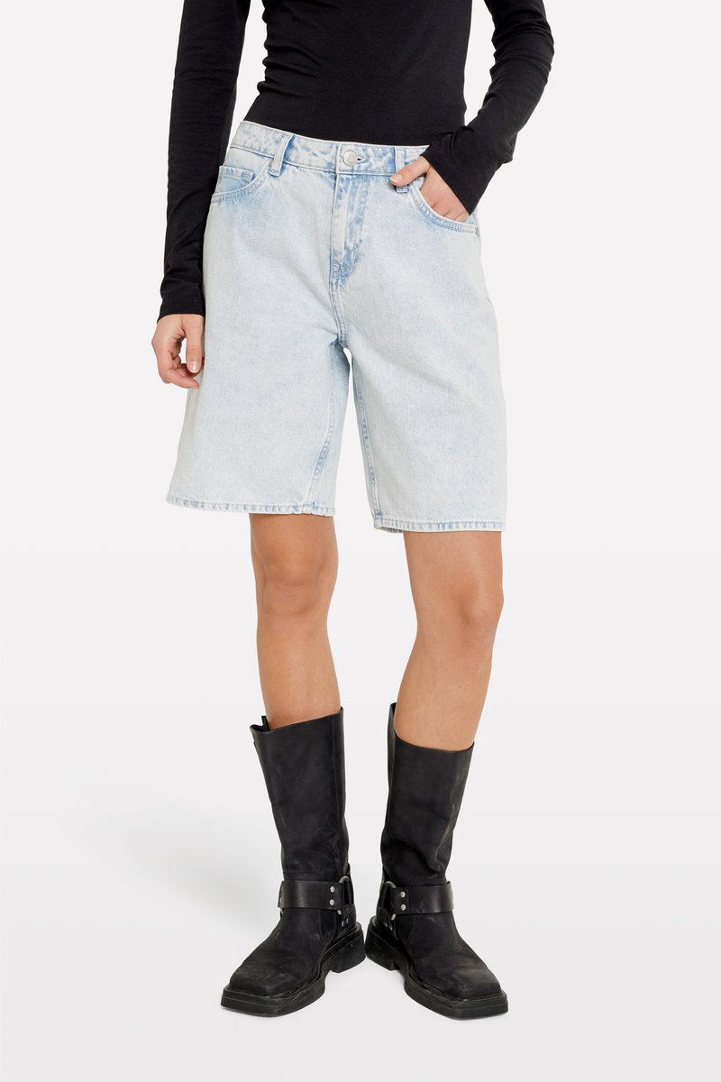 Envii DANK LONG - Denim shorts - 90s light denim/light blue - Zalando.ie