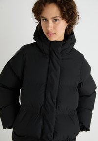 Weekday WAISTED PUFFER JACKET - Téli kabát - black/fekete - Zalando.hu