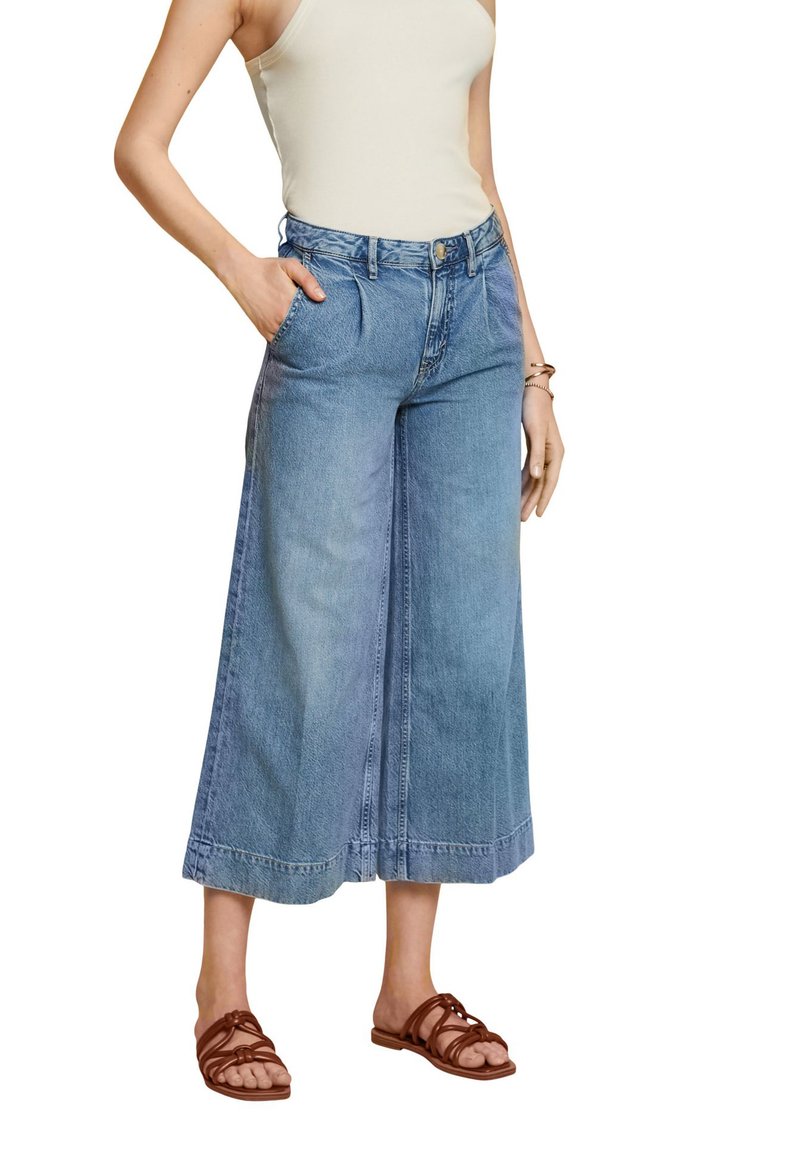 Esprit CLT MR CULOTTE - Flared Jeans - blue light wash/light-blue denim ...