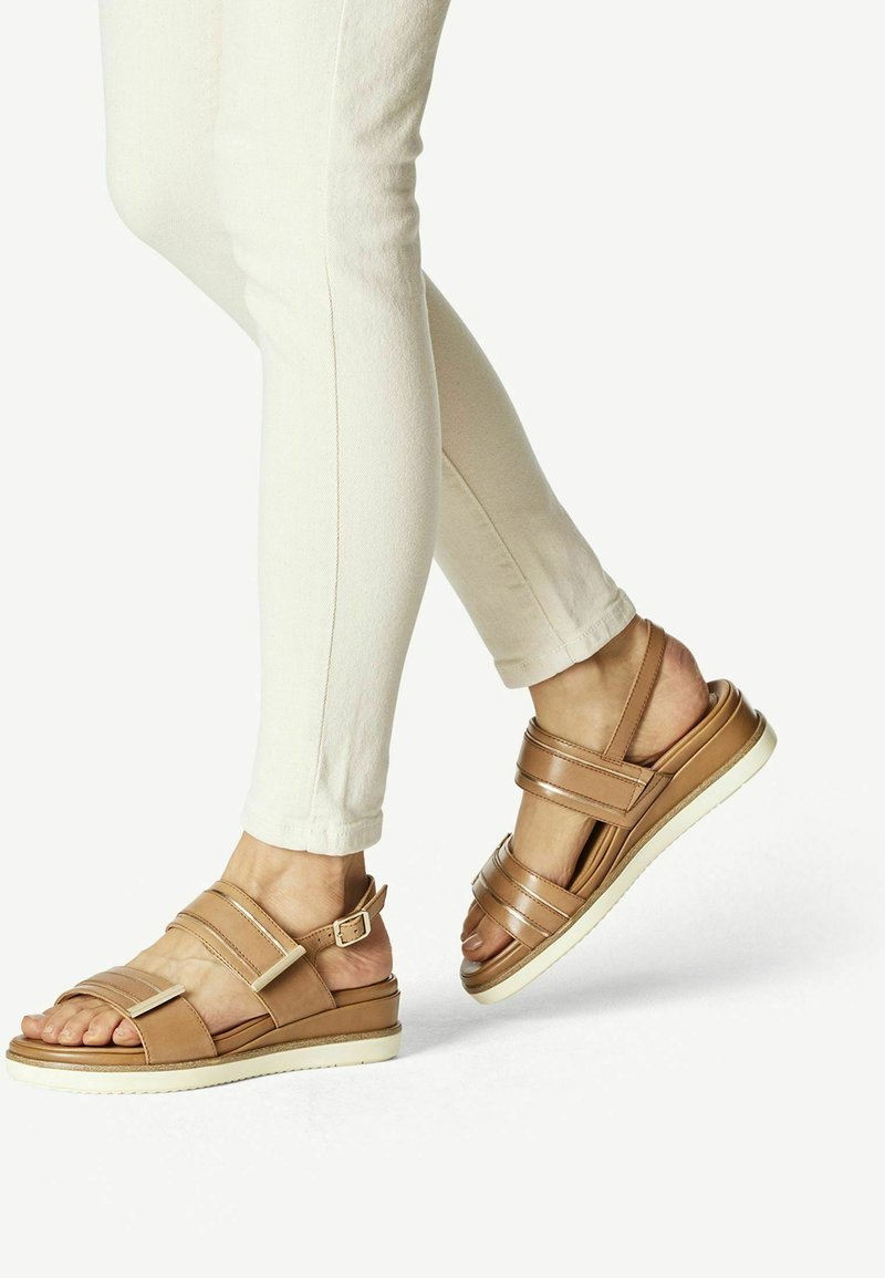 Tamaris PURE RELAX - Wedge sandals - camel/brown - Zalando