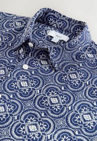 Next REGULAR FIT - TEXTURED EMBROIDERED LEAF SHORT SLEEVE - Shirt ...