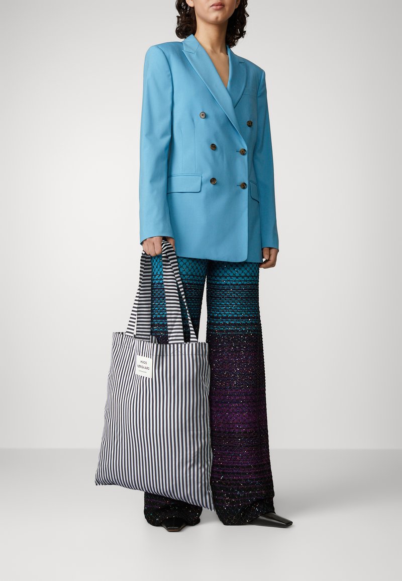 Mads Nørgaard SACKY ATOMA BAG - Shopper - black/white alyssum/zwart ...