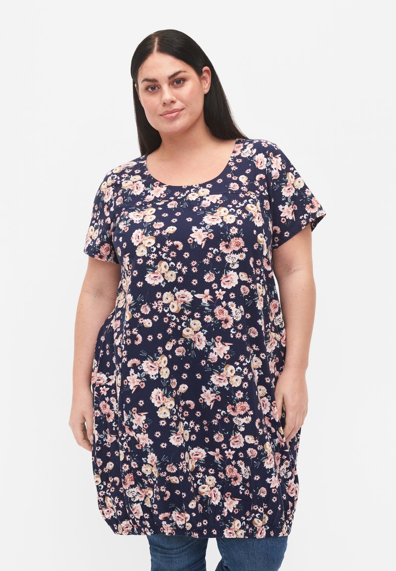Zizzi KURZARM MIT PRINT - Freizeitkleid - blue rose flower/hellrot - Zalando.de