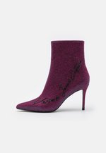 Versace Jeans Couture Botine clasice - plum/vișiniu - Zalando.ro