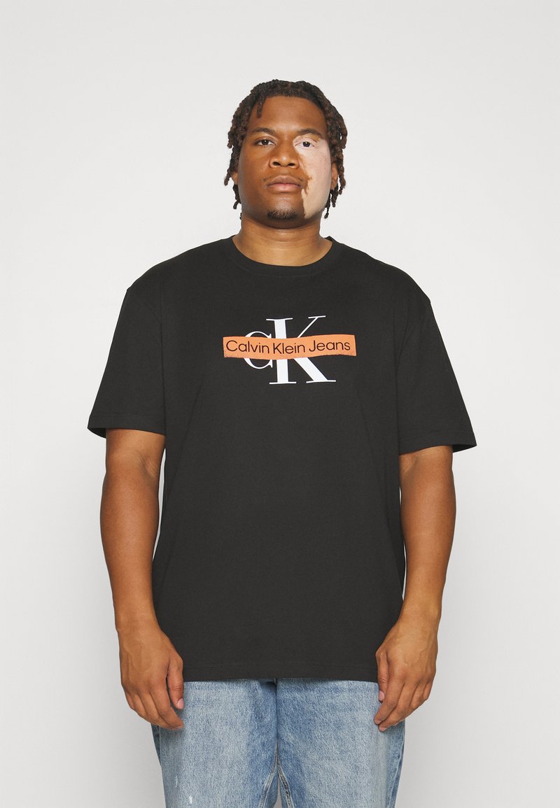 Calvin Klein Jeans Plus MONOLOGO STENCIL TEE - T-shirt imprimé - black/noir - ZALANDO.FR