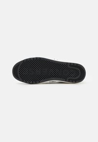 Converse PRO BLAZE CLASSIC UNISEX - Sneaker low - white/black/egret ...