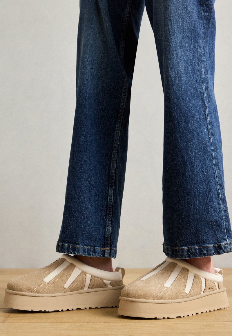 UGG TAZZ SUNWAVE - Mules - mustard seed/sable - ZALANDO.FR