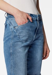 Mavi SERRA - Jeans Shorts - mid brushed sporty/light-blue denim - Zalando