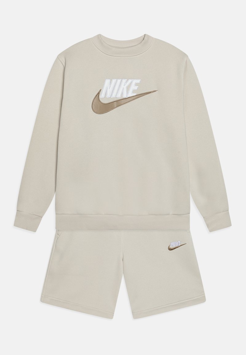 Nike Sportswear CLUB TRACKSUIT UNISEX SET - Shorts - light bone/khaki ...