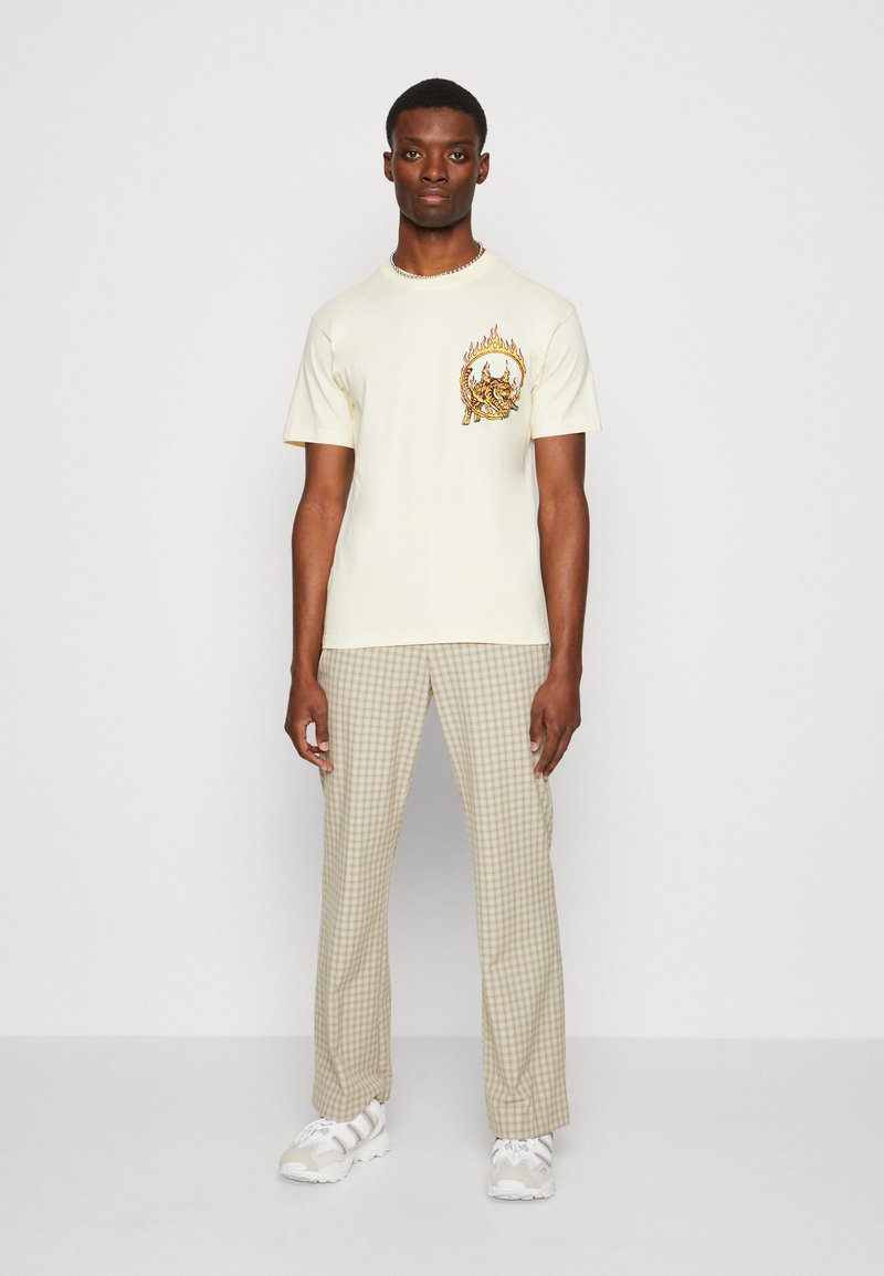Market MAN EATER UNISEX - Triko s potiskem - cream/hnědá - Zalando.cz