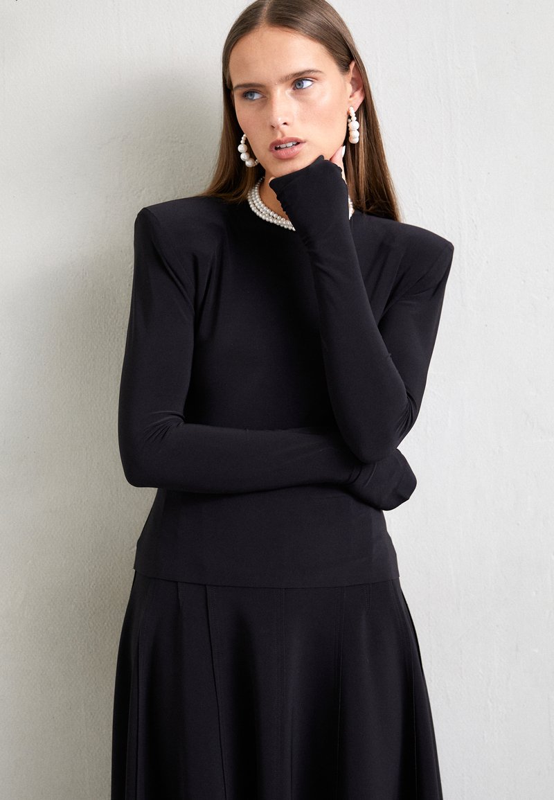 Norma Kamali SHOULDER PAD LONG SLEEVE CREW - Langarmshirt - black/schwarz - Zalando.ch