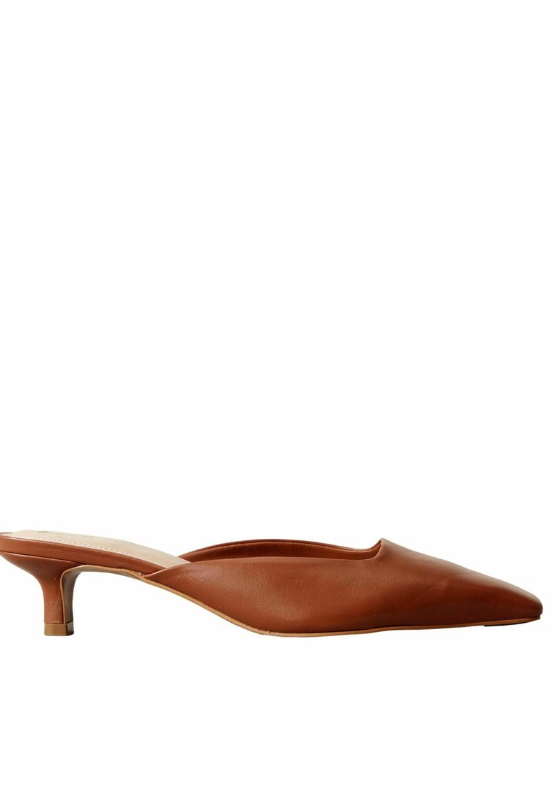 Next SIGNATURE FOREVER COMFORT CHISEL TOE KITTEN - REGULAR FIT - Mules ...