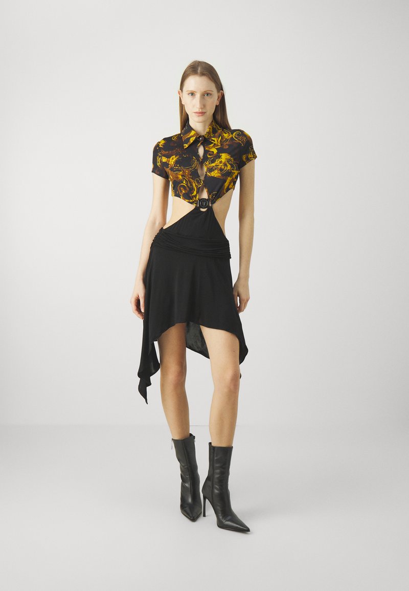 Versace Jeans Couture EMBLEM CURVE HEM - Rochie din jerseu - black/gold ...