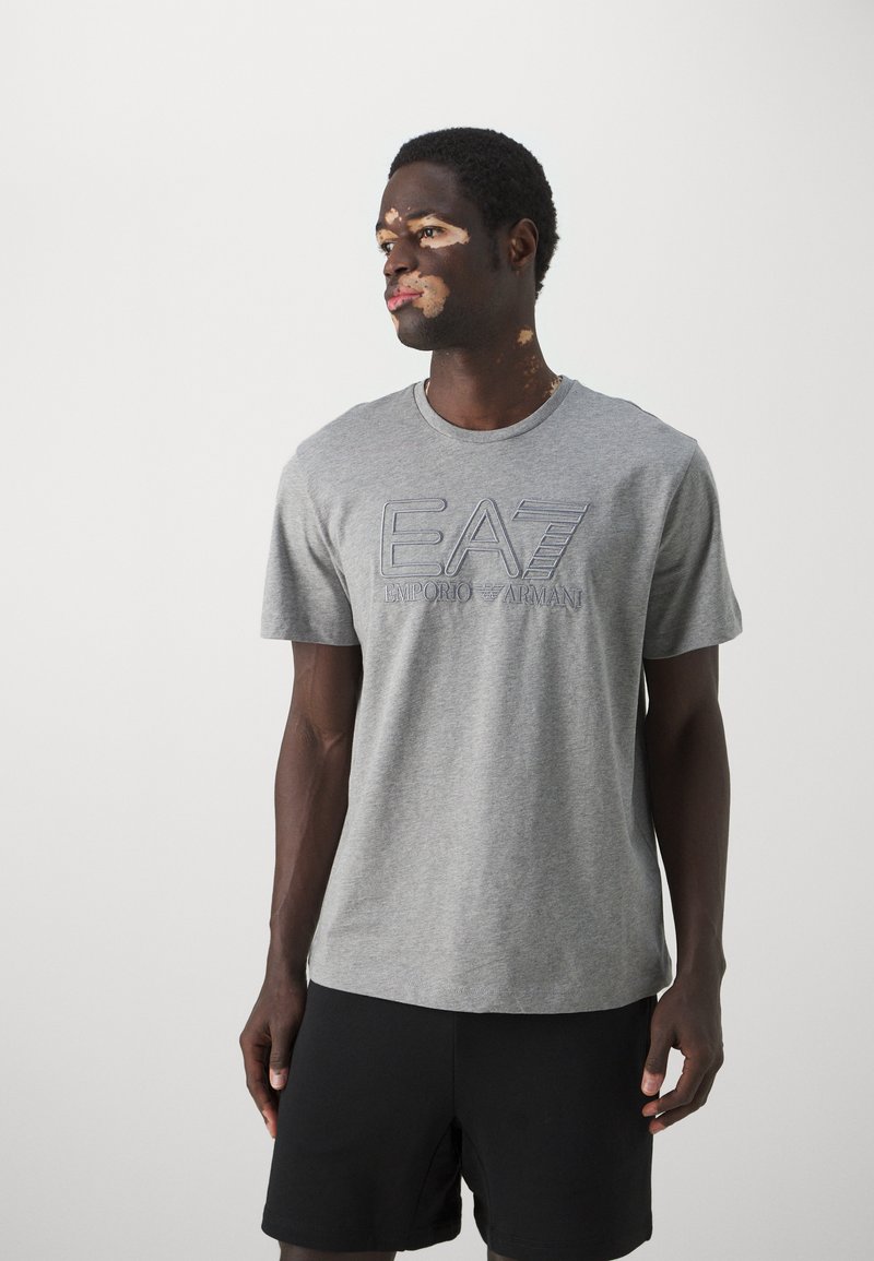 EA7 Emporio Armani UNISEX - T-Shirt print - fumo di londra/grau - Zalando.de