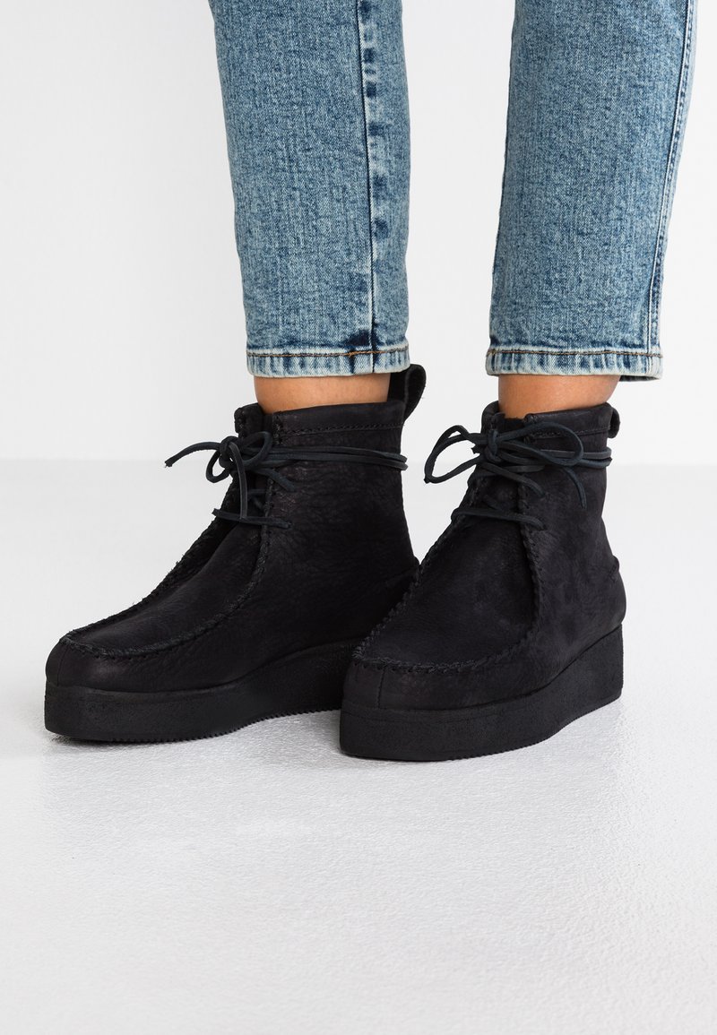Clarks Originals WALLABEE CRAFT - Platform ankle boots - black ...