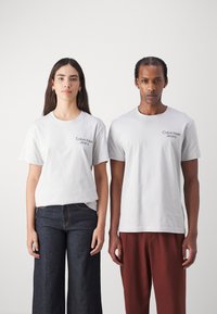 Calvin Klein Jeans ECLIPSE GRAPHIC TEE UNISEX - T-Shirt print - lunar ...