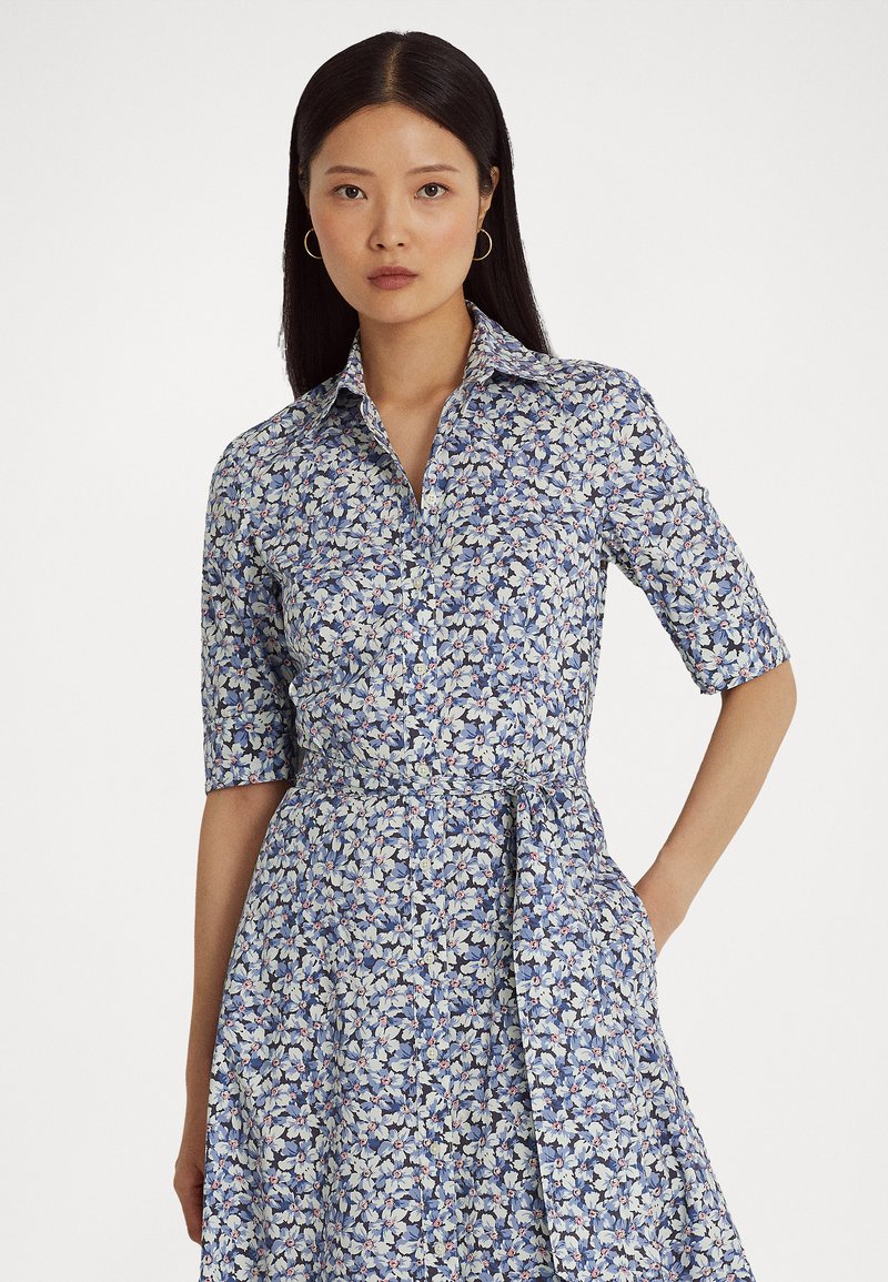 Lauren Ralph Lauren Petite FINNBARR ELBOW SLEEVE DAY DRESS - Blousejurk - blue/cream/pink ...