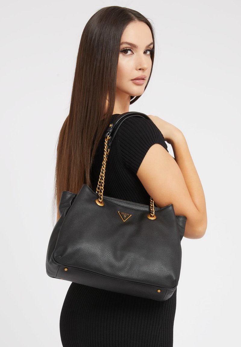 Guess BECCI MIT LOGO-CHARM - Handtasche - schwarz - Zalando.de