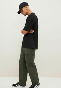Next RELAXED FIT PARACHUTE - Pantalon cargo - khaki green/vert - ZALANDO.FR