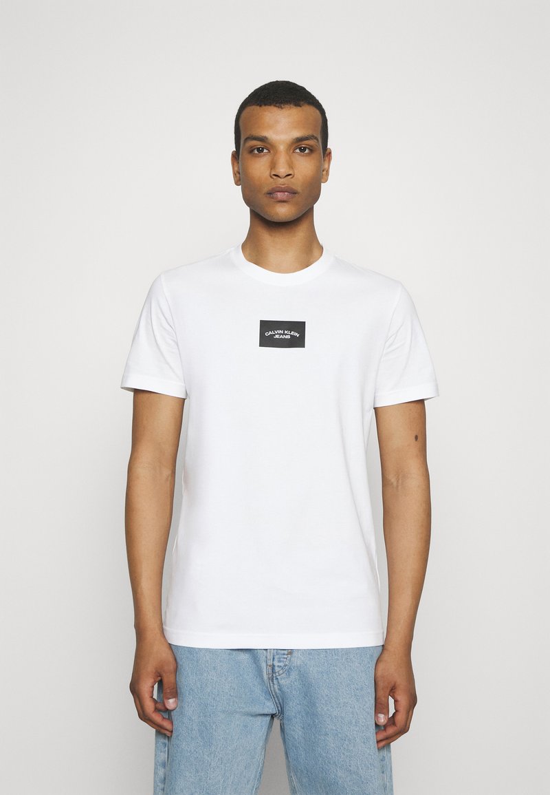Calvin Klein Jeans SMALL CENTER BOX TEE - T-shirt imprimé - bright white/blanc - ZALANDO.FR