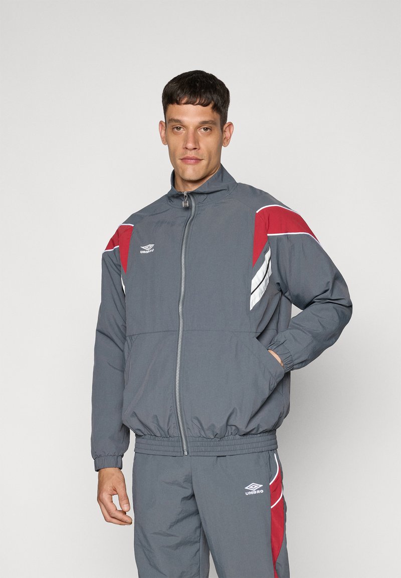 Umbro RELAXED TRACK JACKET - Giacca sportiva - iron gate/red dahlia ...