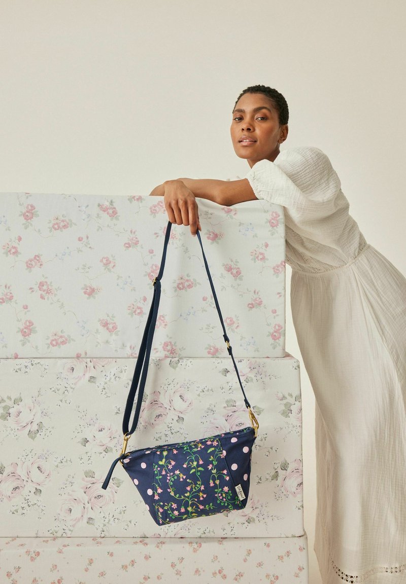 Cath Kidston COMPACT - Across body bag - navy floral bunches/blue - Zalando