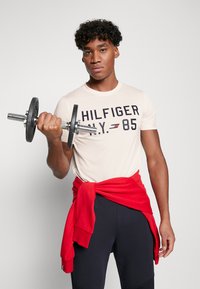 Tommy Hilfiger GRAPHIC TRAINING TEE - Camiseta estampada - weathered ...