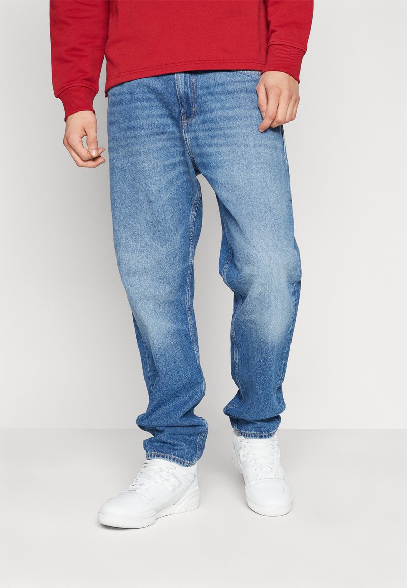Tommy Jeans ISAAC - Jeans Relaxed Fit - denim medium/blue denim ...