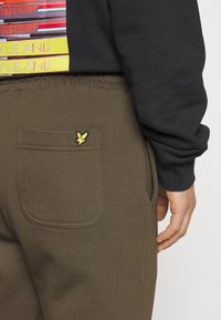 Lyle & Scott RIPPLE LOGO JOGGER - Jogginghose - olive/oliv - Zalando.de