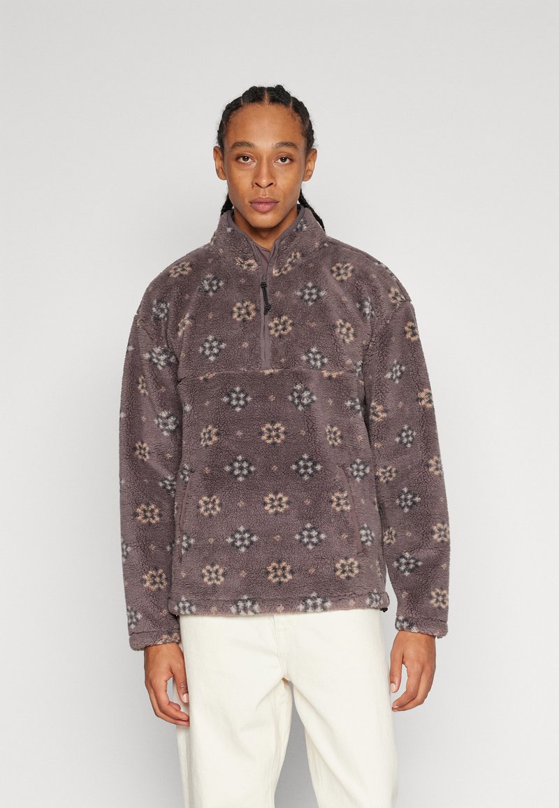 Hollister Co. EXTERIOR COZY - Pulover din fleece - medallion/maroniu ...