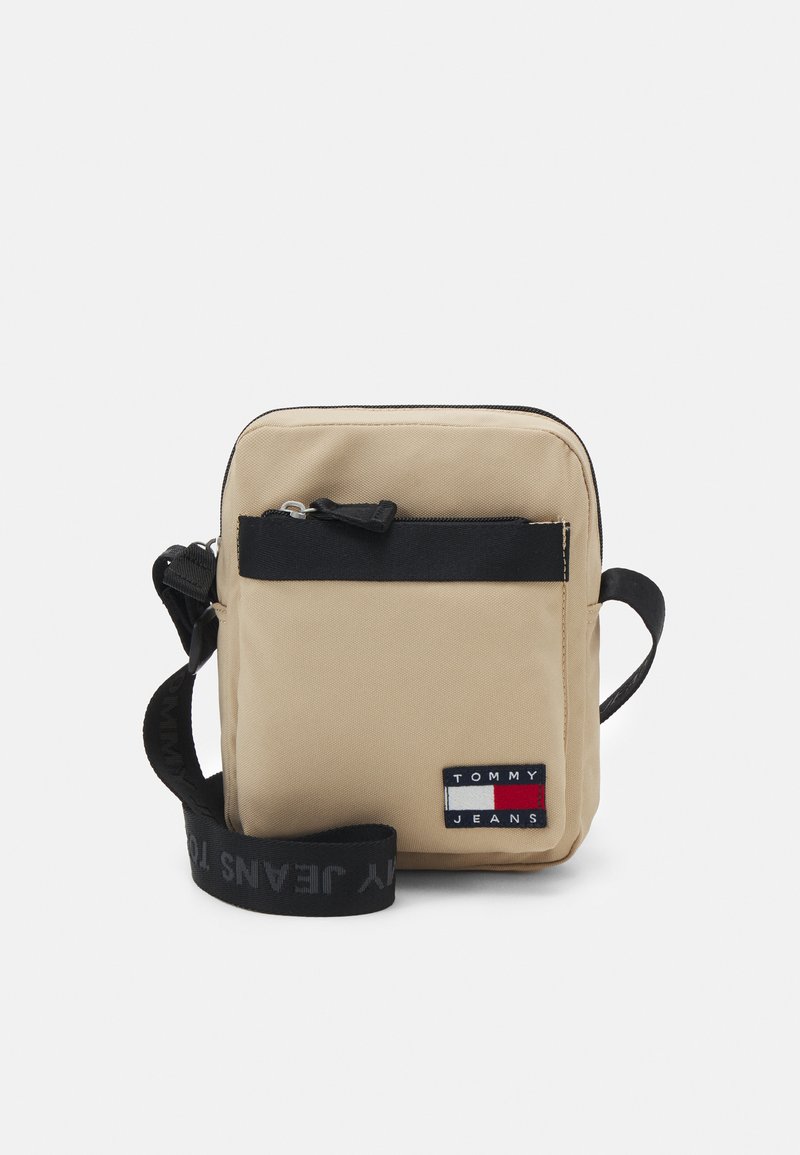 Tommy Jeans DAILY REPORTER UNISEX - Schoudertas - tawny sand/beige ...