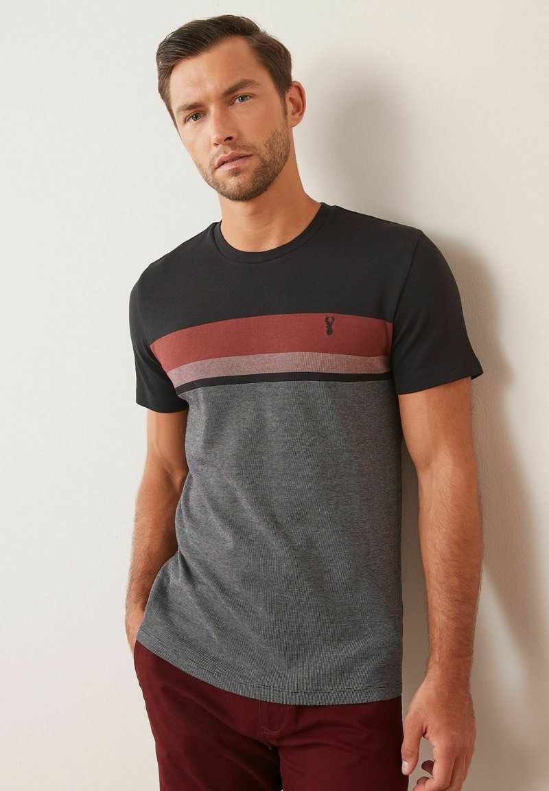 Next SOFT TOUCH TALL - Camiseta estampada - burgundy red black block ...