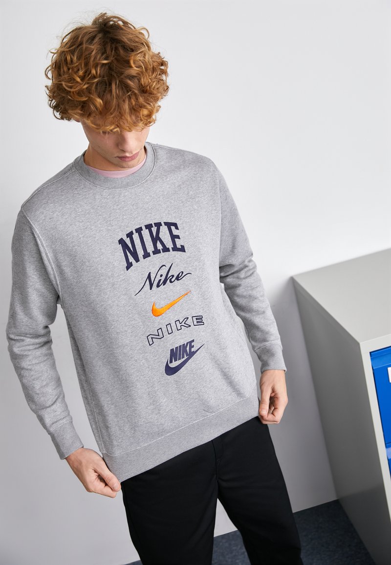 Nike Sportswear CLUB CREW STACK - Sweatshirt - grey heather/midnight ...