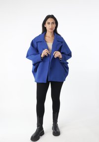 Elara Abrigo corto - royalblau/azul royal - Zalando.es