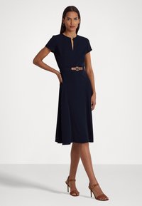Lauren Ralph Lauren BRYGITKA SHORT SLEEVE DAY DRESS - Vardagsklänning - lighthouse navy/blå ...
