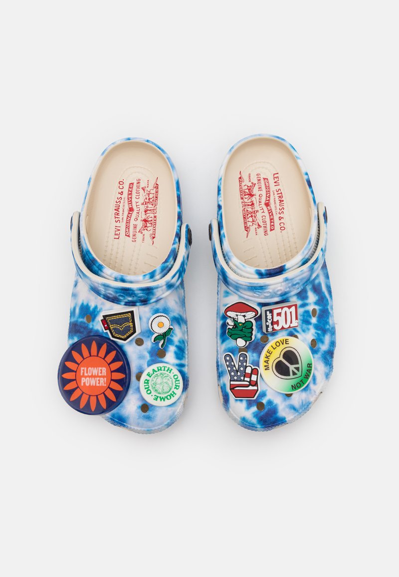 Crocs LEVIS X CROCS CLASSIC UNISEX - Clogs - stucco/taupe - Zalando.co.uk
