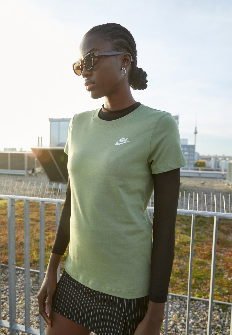 Nike Sportswear Club Tee T Shirt Basic Alligator Sail Lichtgroen