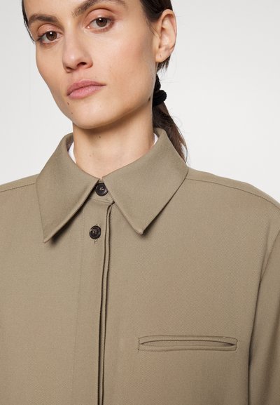 BITE Studios TWISTED CUFF OVERSHIRT - Blusa - light green/marrón topo - Zalando.es