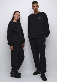 Lounge Nine QONDRADLN UNISEX - Sweatshirt - tap shoe/noir - ZALANDO.FR