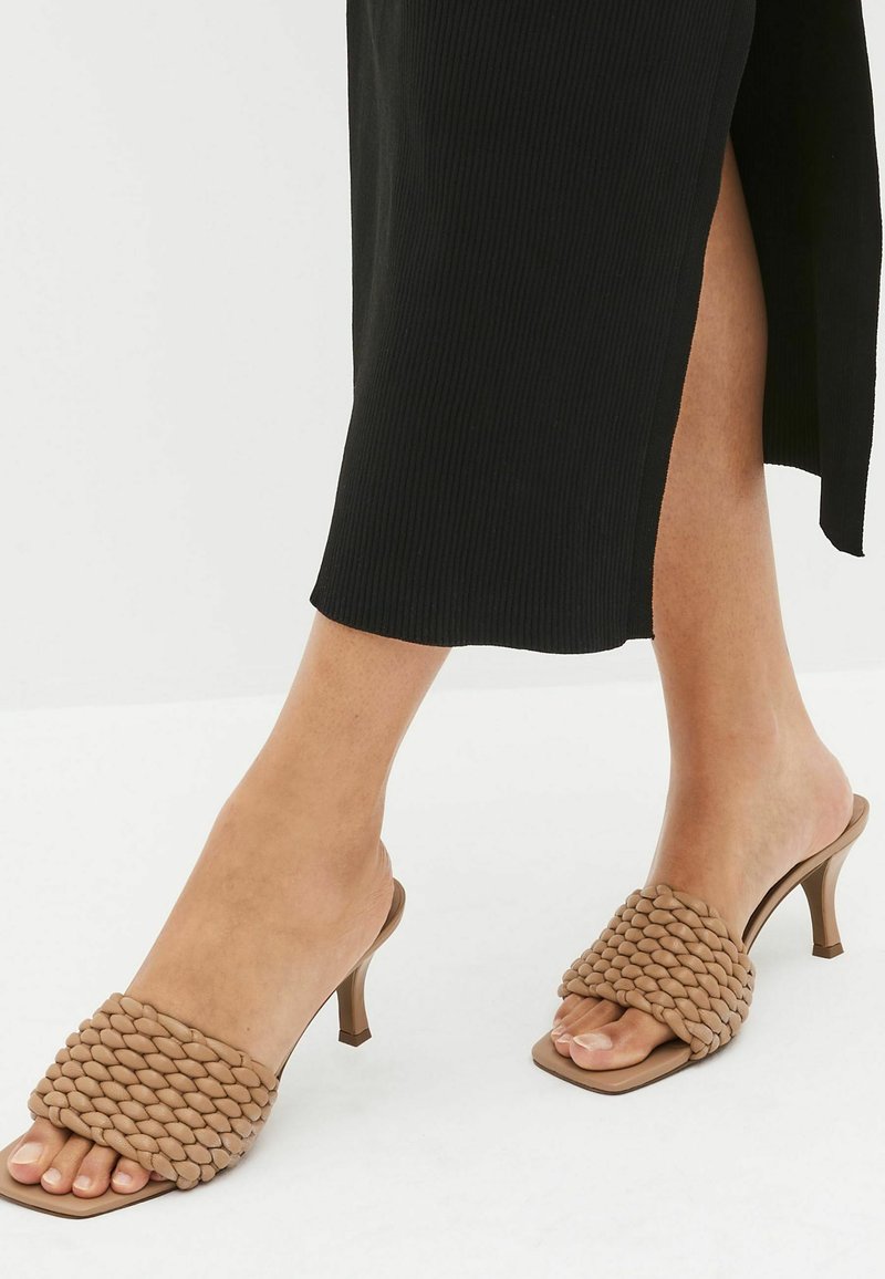 Next SIGNATURE LEATHER PADDED WEAVE MULES - Sandalias - tan brown ...