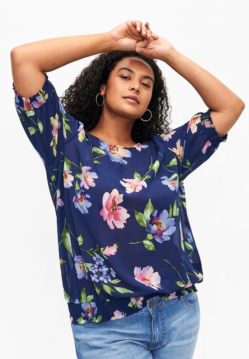 Zizzi WITH SMOCKING - Blusa - blueprint flower aop/azul - Zalando.es