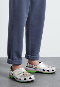 Crocs THE POWERPUFF GIRLS X CROCS - Slip-ins - black/silverfärgad ...